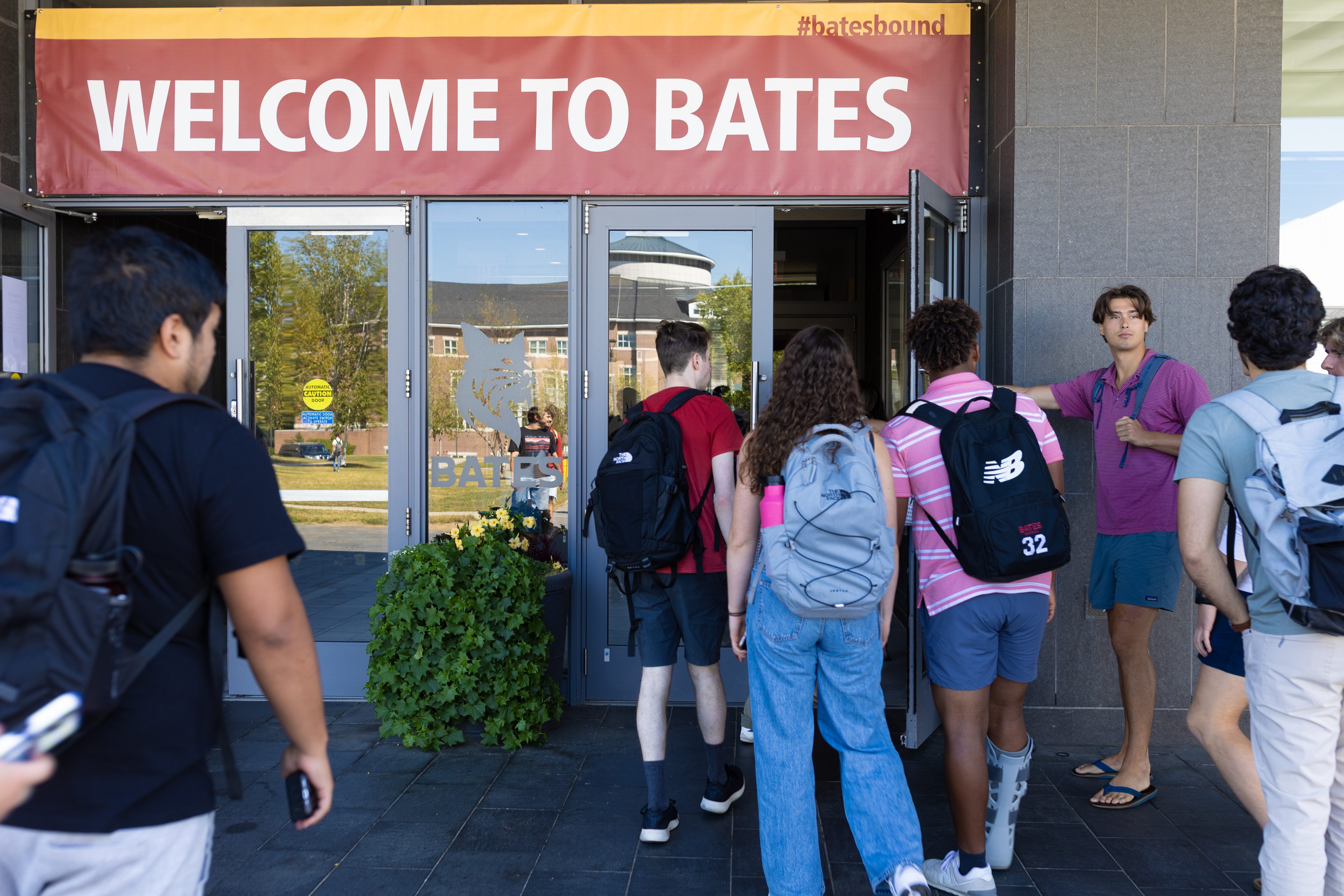 Students head into Commons on a sunny day during the first week of ...