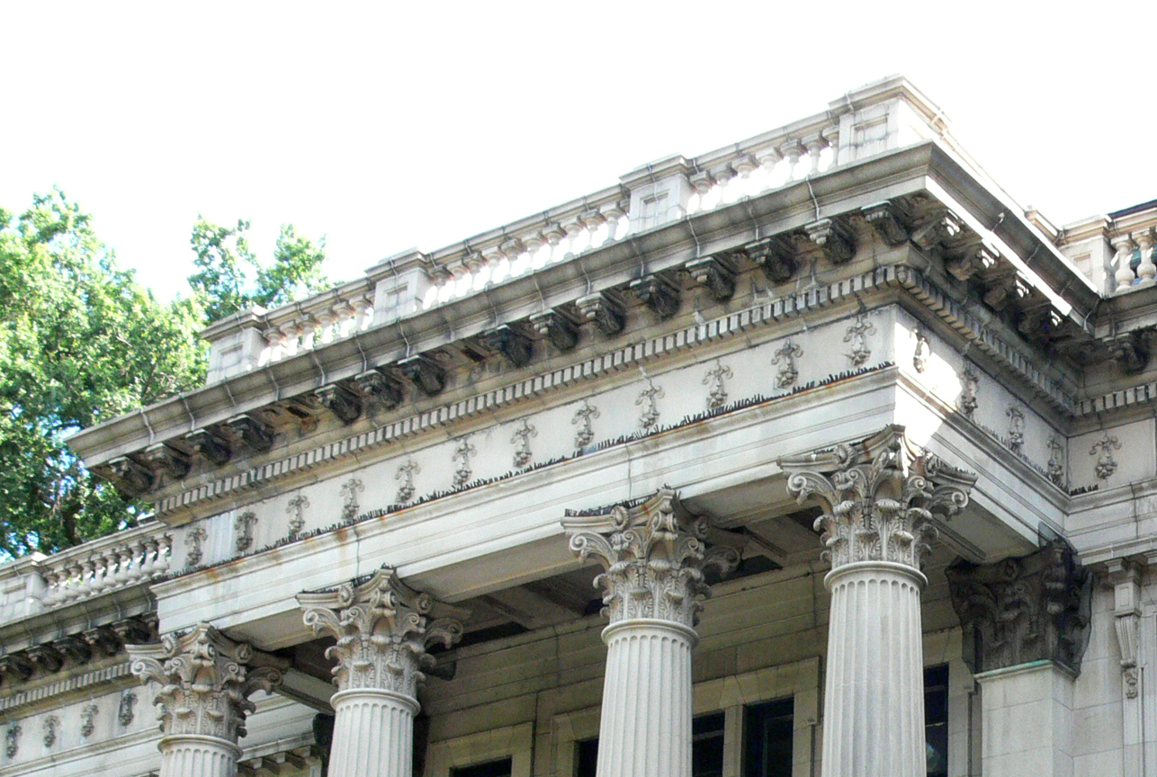 Exterior view of the Scott House at VCU and it's neoclassical columns