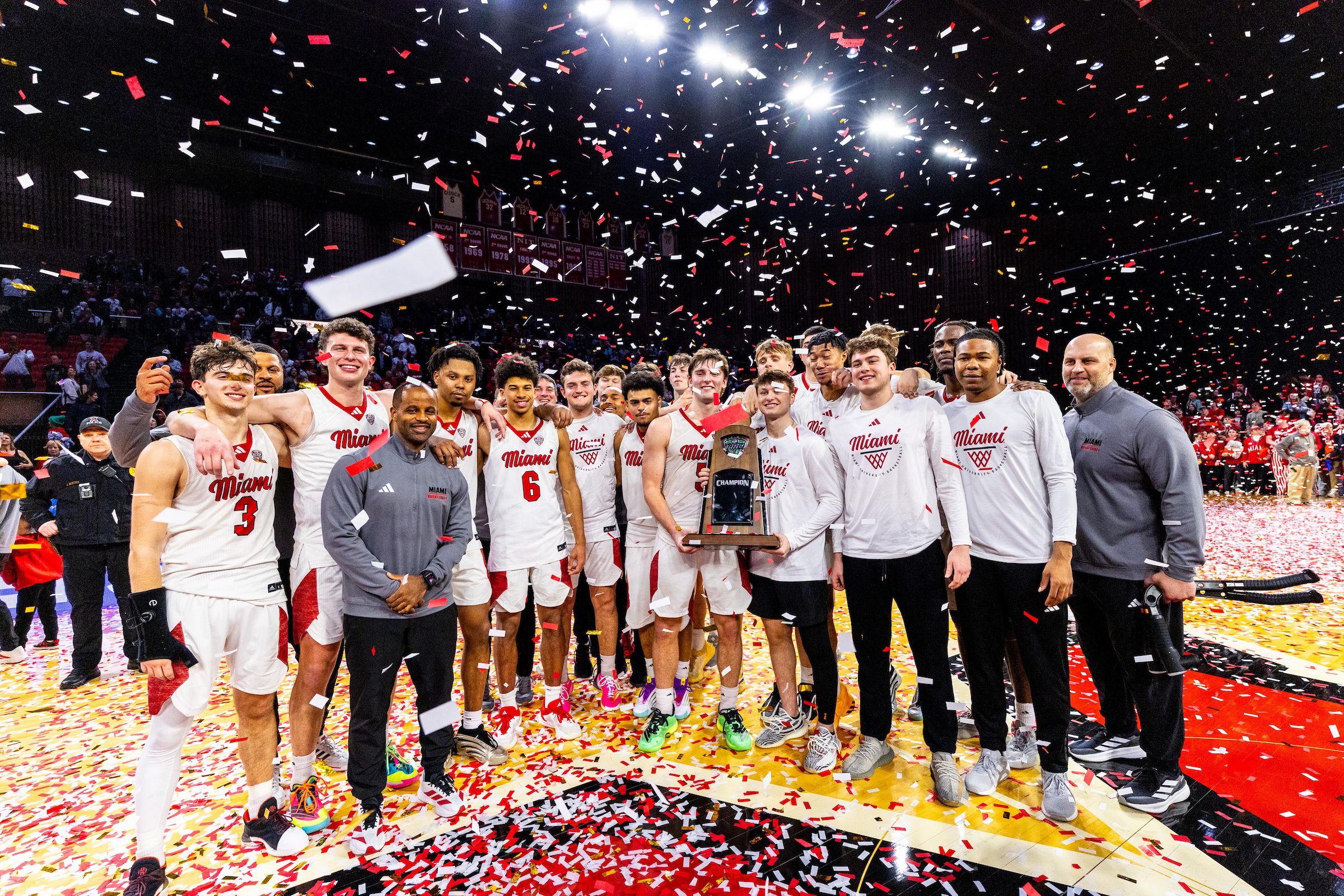 Miami D6026 men's basketball team celebrates their MAC championship win ...