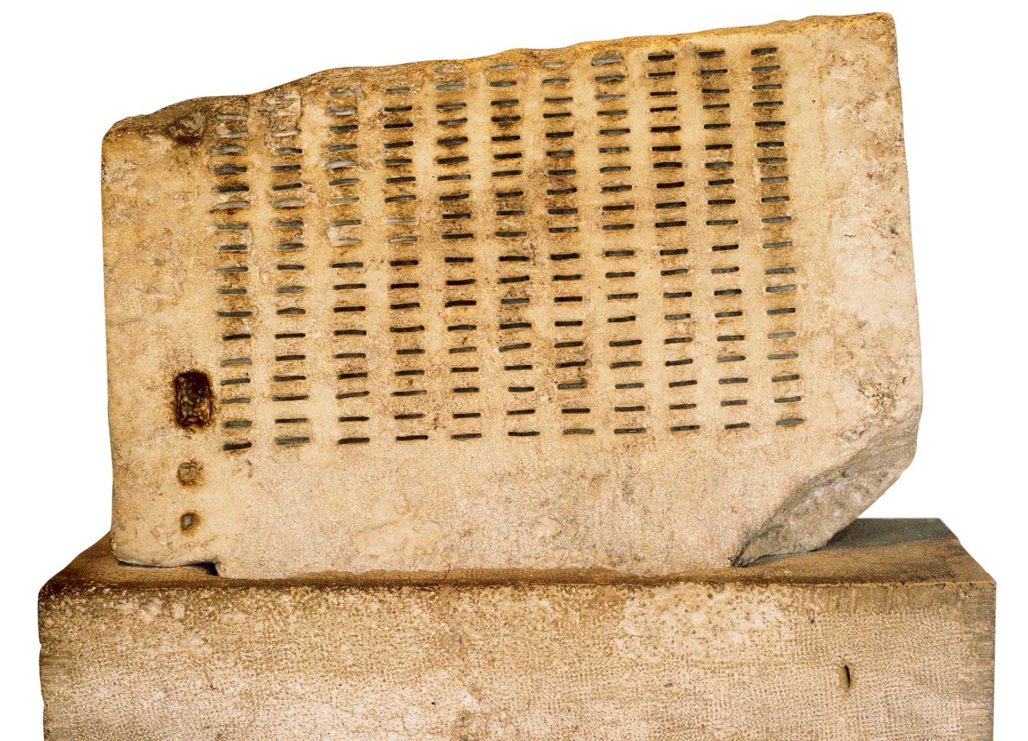 Kleroterion del Museo del Ágora, en Atenas. Era una piedra con ranuras ...