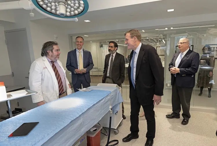 Mangino with U.S. Sen. Mark R. Warner on a 2023 visit to VCU. Photo by ...