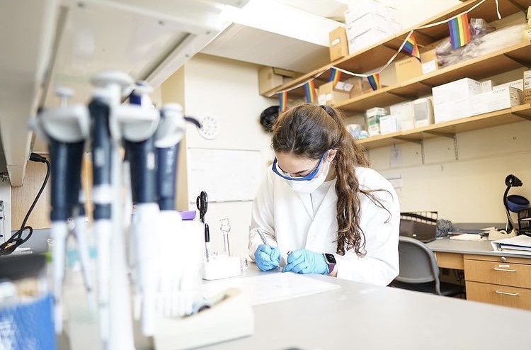 Sam Shepard '23 performing research in the Steed Lab as a student at ...